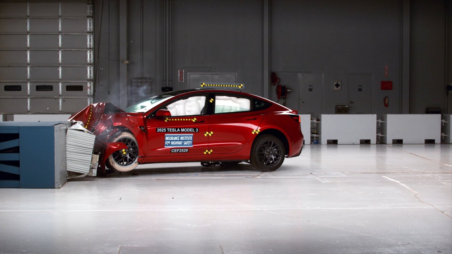IIHS Testing Reveals Safety Flaws In 2025 Ford F-150 Lightning and ...