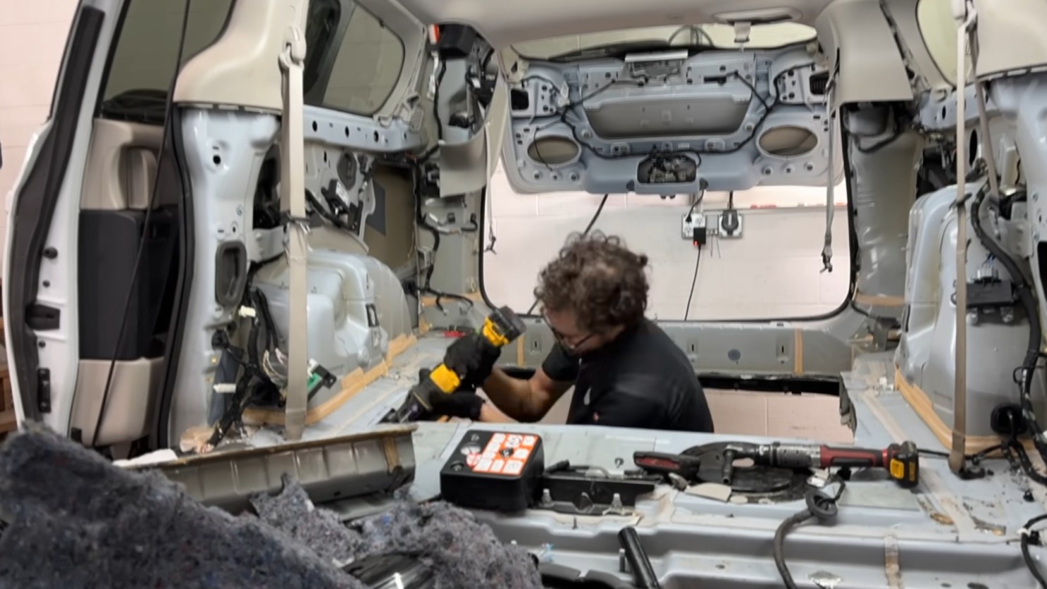 Here's a Hellcat-Swapped Pacifica Because Chrysler Hasn't Built One (Yet)