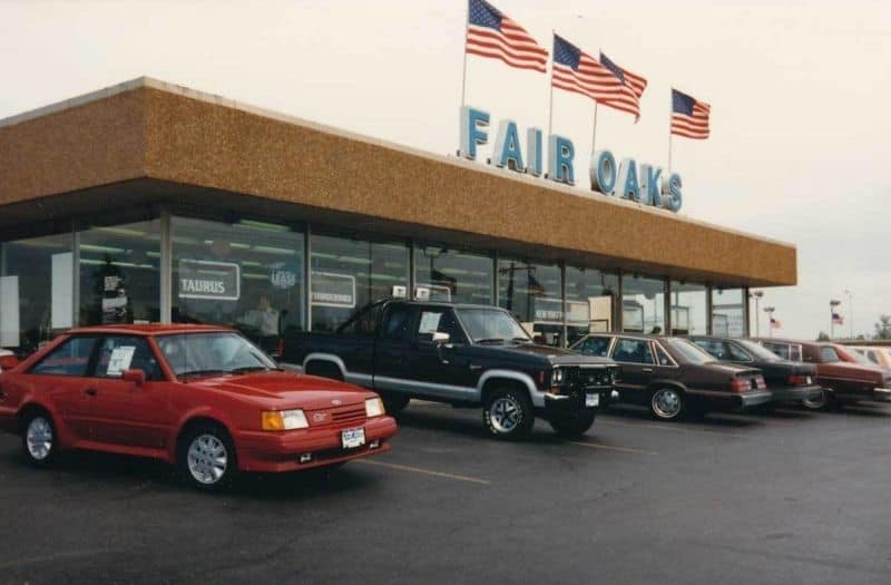 You Can Lose Hours Looking at These Old Photos of Car Dealerships From ...