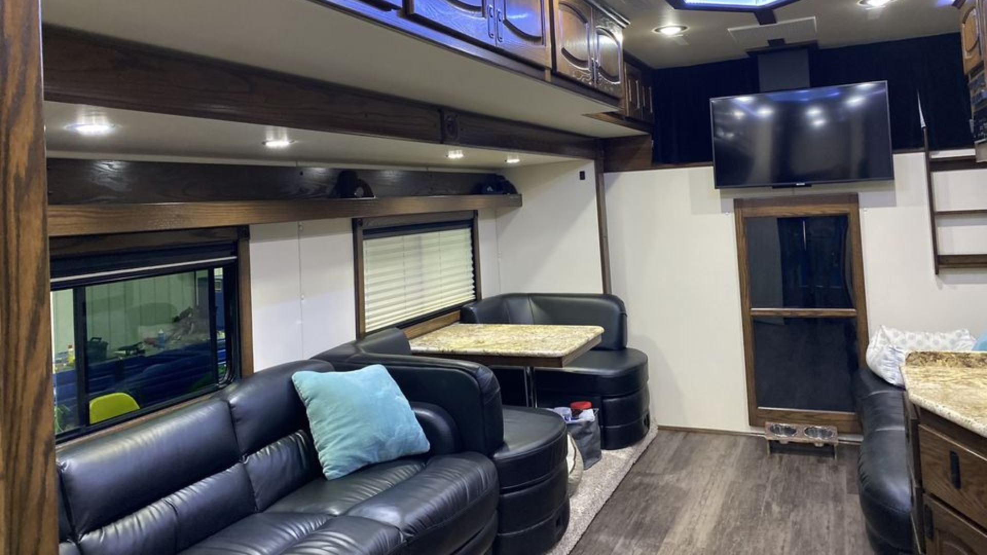 Rule the Road and Track with This $550K Peterbilt 'Toterhome' and ...