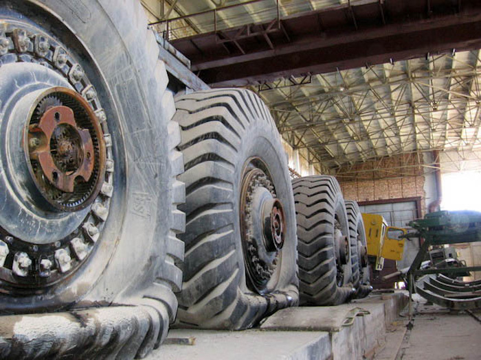 The Soviets Built a 12-Wheeled Mega Truck With a 42.4L Engine and 220 ...