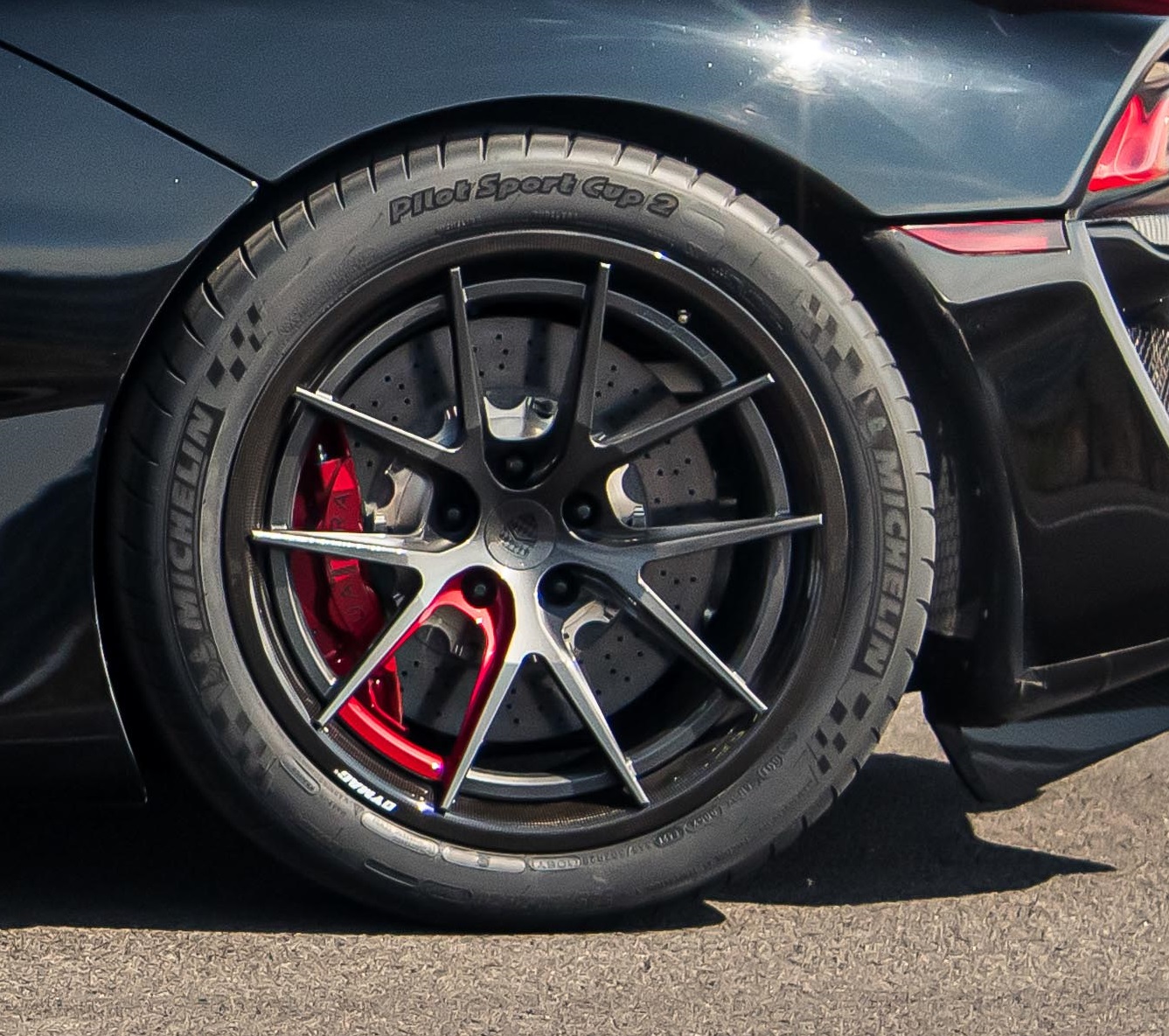 The SSC Tuatara's 331 MPH Run Happened On Hybrid Carbon Wheels And ...