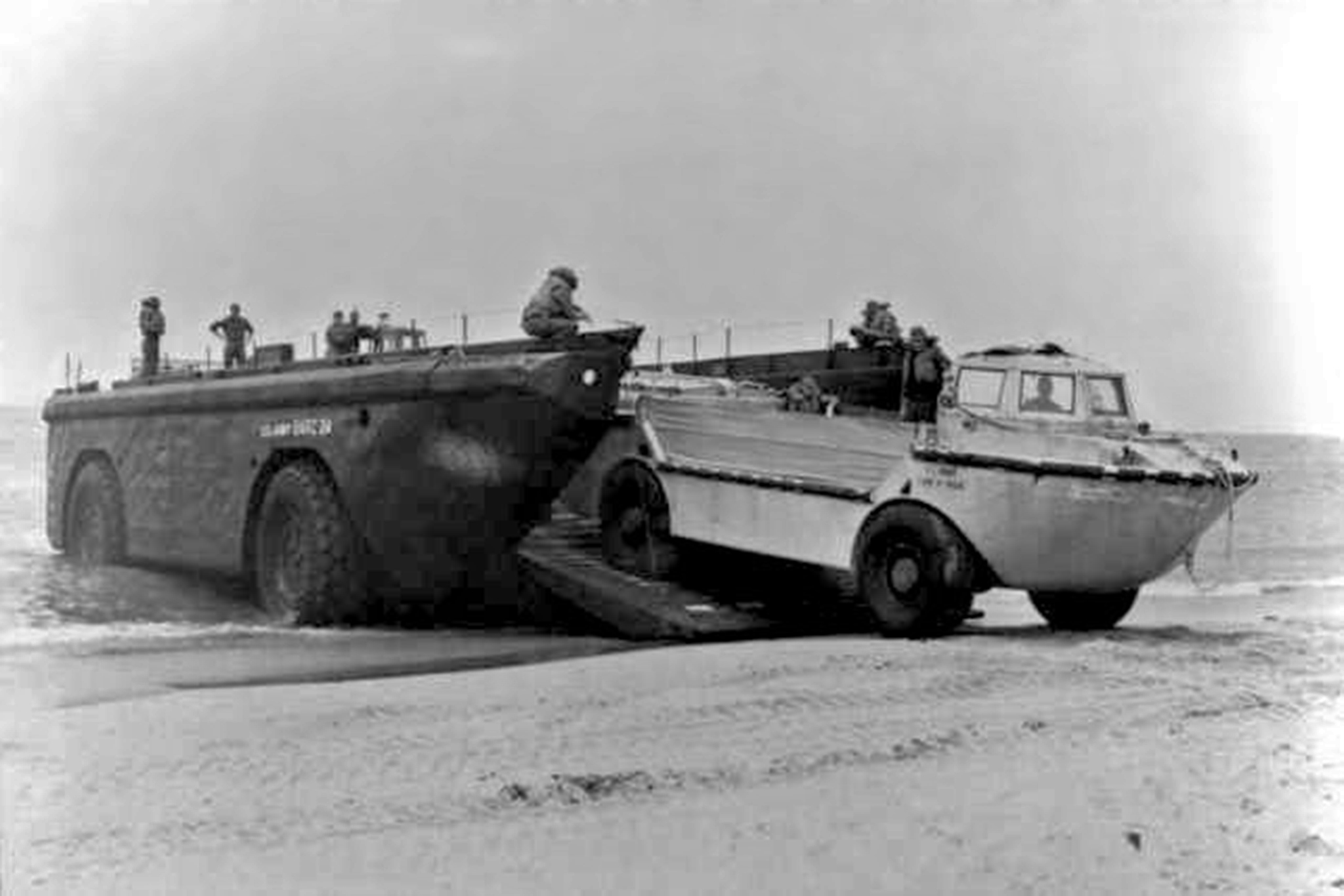 The US Army's Largest 4x4 Ever: The Gigantic, 1,000-HP LARC-LX ...