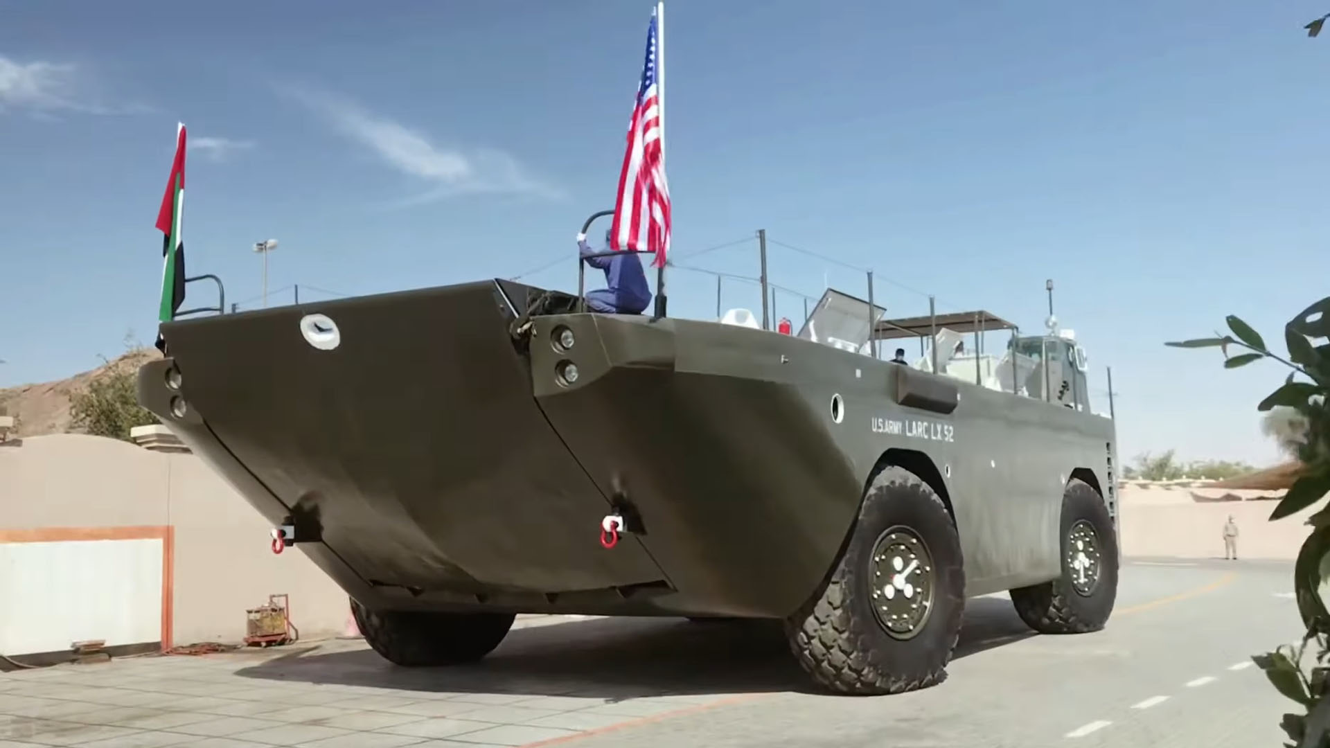 The US Army's Largest 4x4 Ever: The Gigantic, 1,000-HP LARC-LX ...