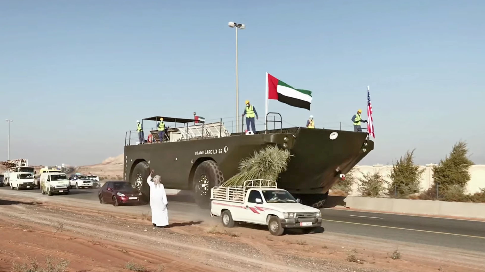 The US Army's Largest 4x4 Ever: The Gigantic, 1,000-HP LARC-LX ...