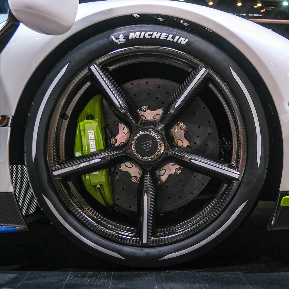 What Are Center-Lock Wheels?