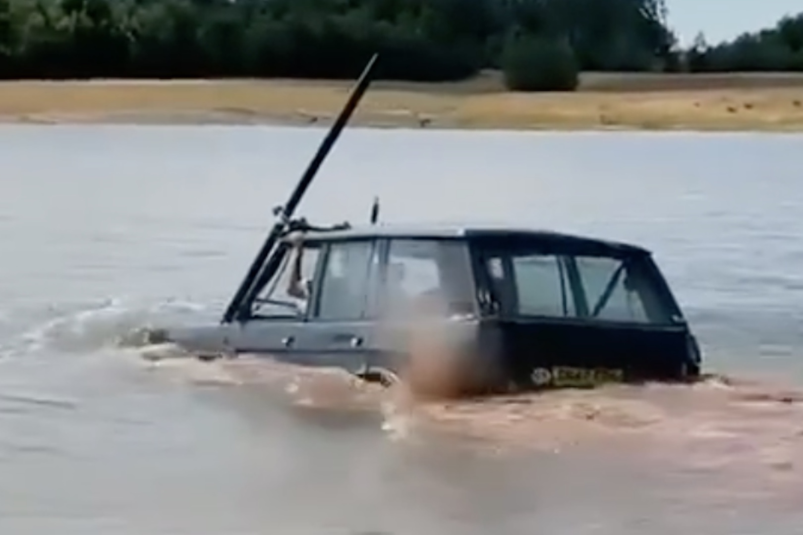 Watch an Old Range Rover Drive Completely Underwater and Come Out the ...