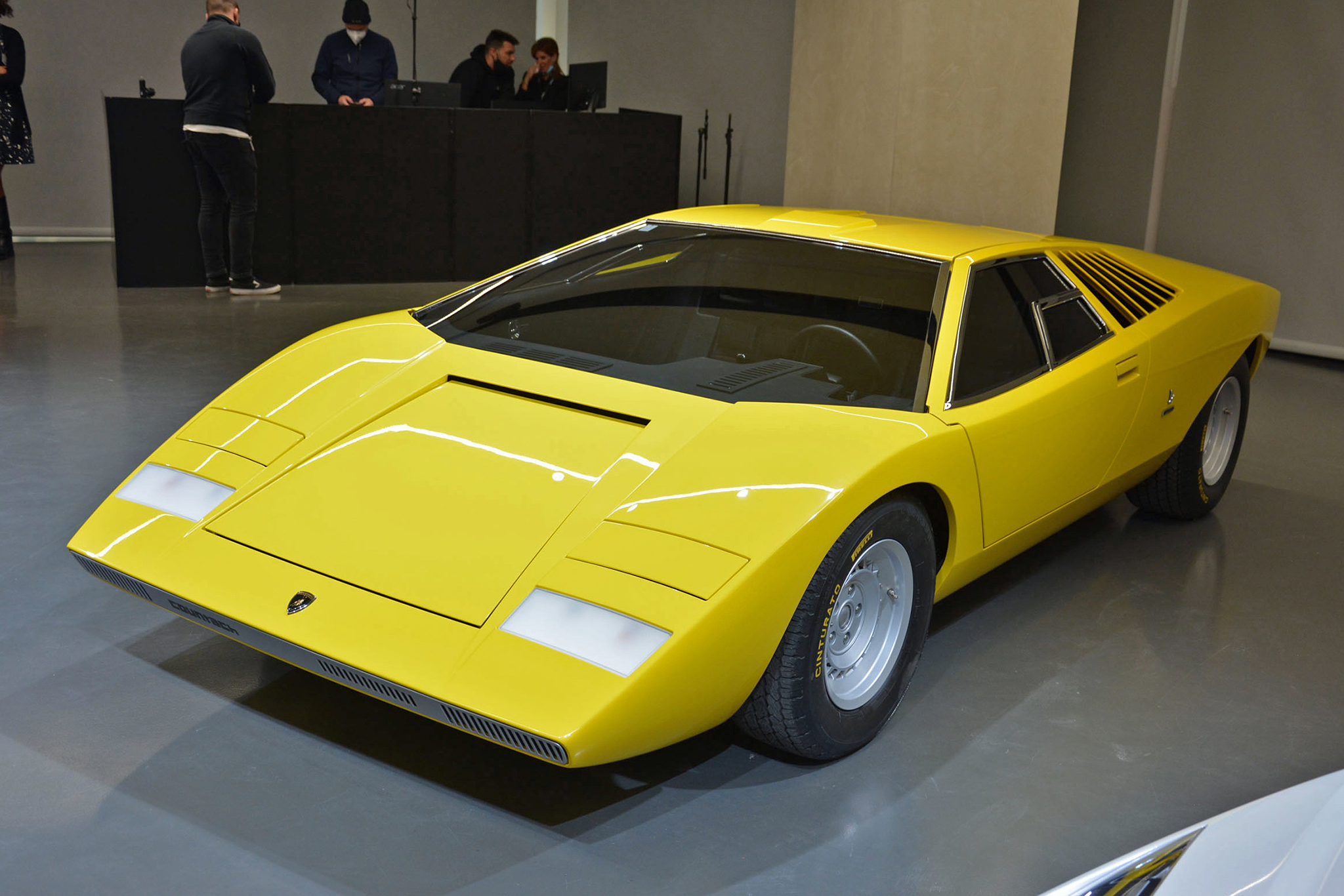 1990 Lamborghini Countach Review: Wild Looks and Noise Only Improve ...