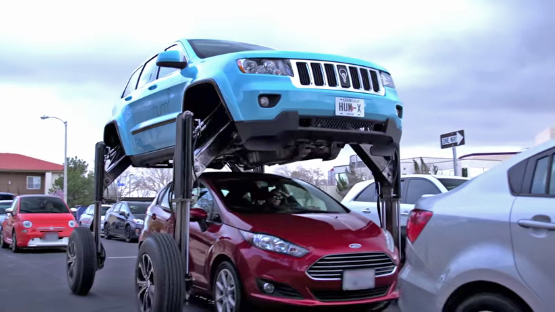 This Jeep Grand Cherokee Rises Over Traffic to Promote Verizon's New ...