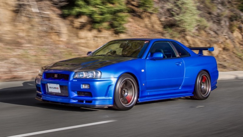 Nissan Skyline GT-R R34 Police Car Caught in Action in Japan