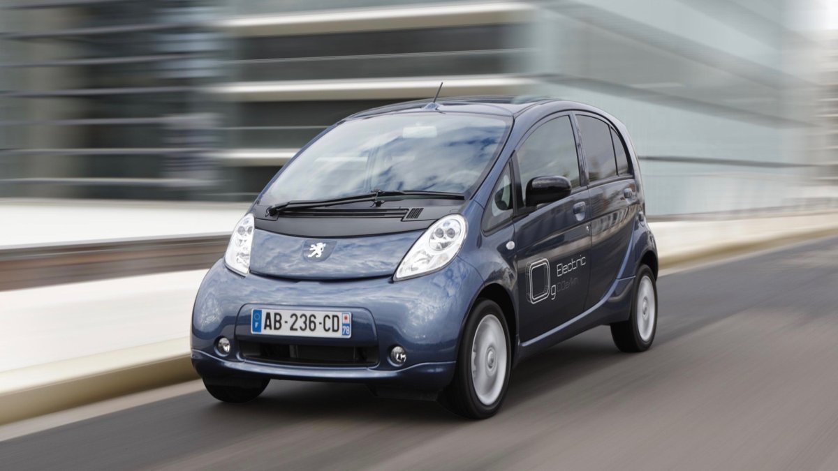 PSA Will Be '100 Percent Electrified' by 2025