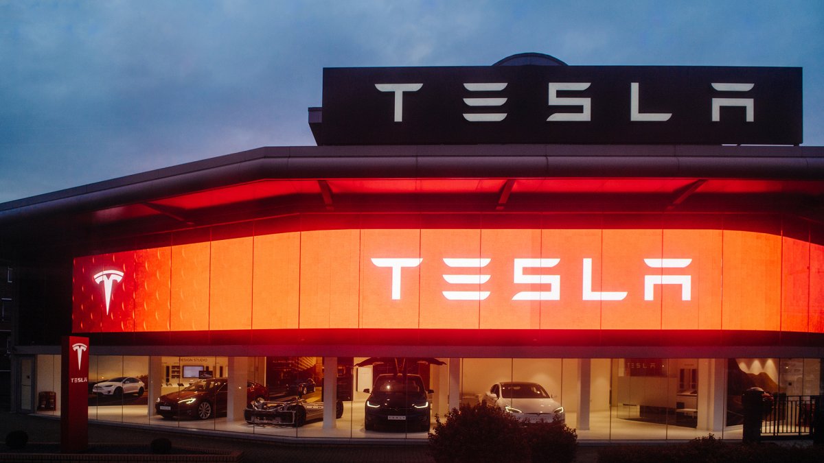 Tesla Shares Nose-Dive Despite Record-Breaking Q4 Production Numbers