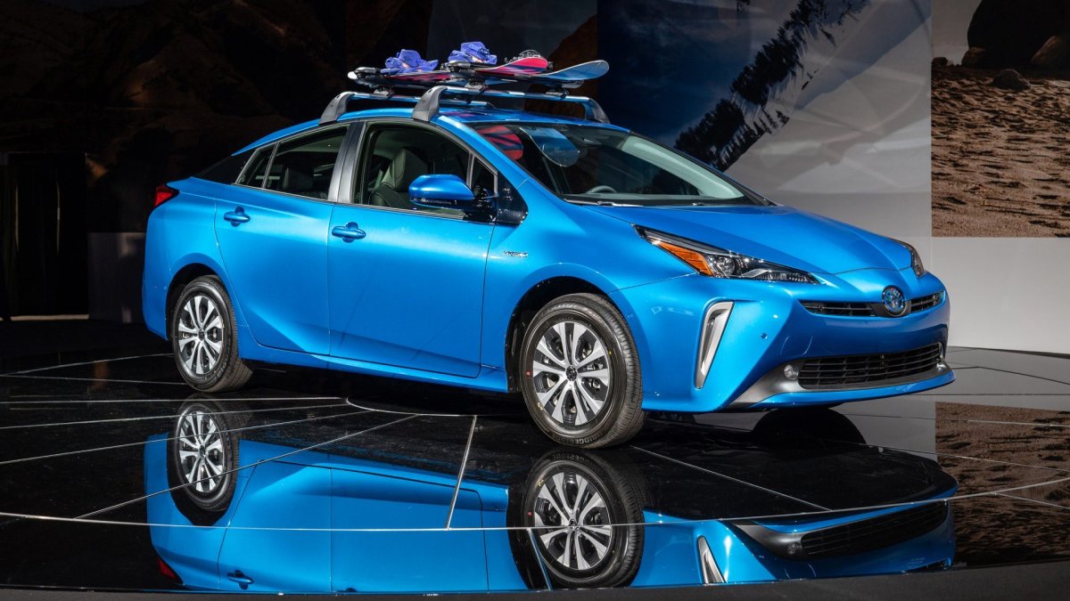 2019 Toyota Prius AWD-e Unveiled at LA Auto Show, Boasts 52 MPG
