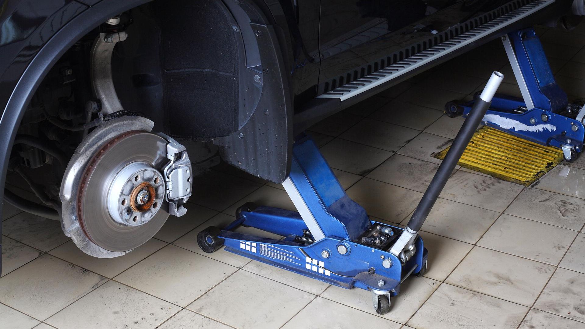 Here's Exactly How To Lift a Car