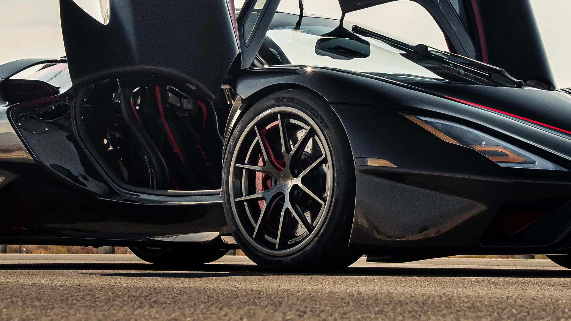 The SSC Tuatara's 331 MPH Run Happened On Hybrid Carbon Wheels And ...