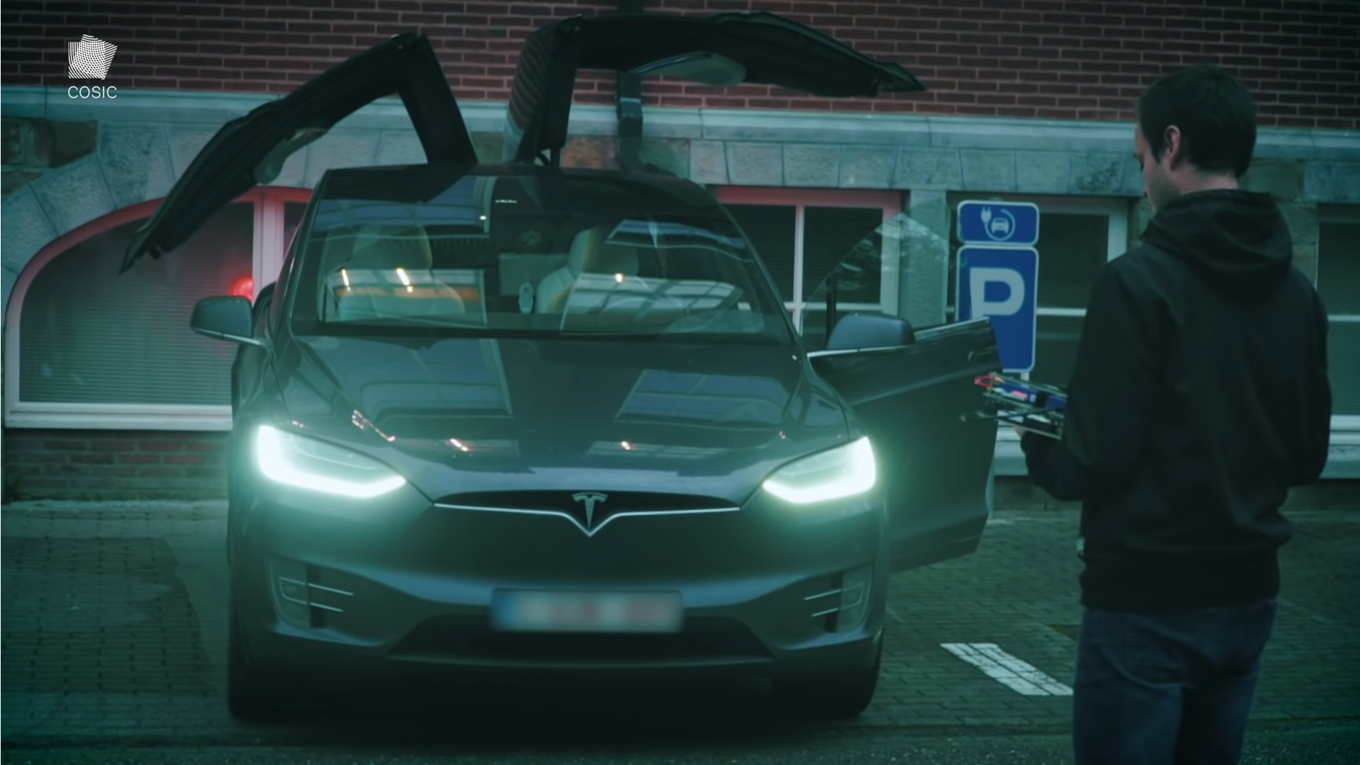 A Researcher Discovered How to Steal a Tesla Model X With This 90 ...