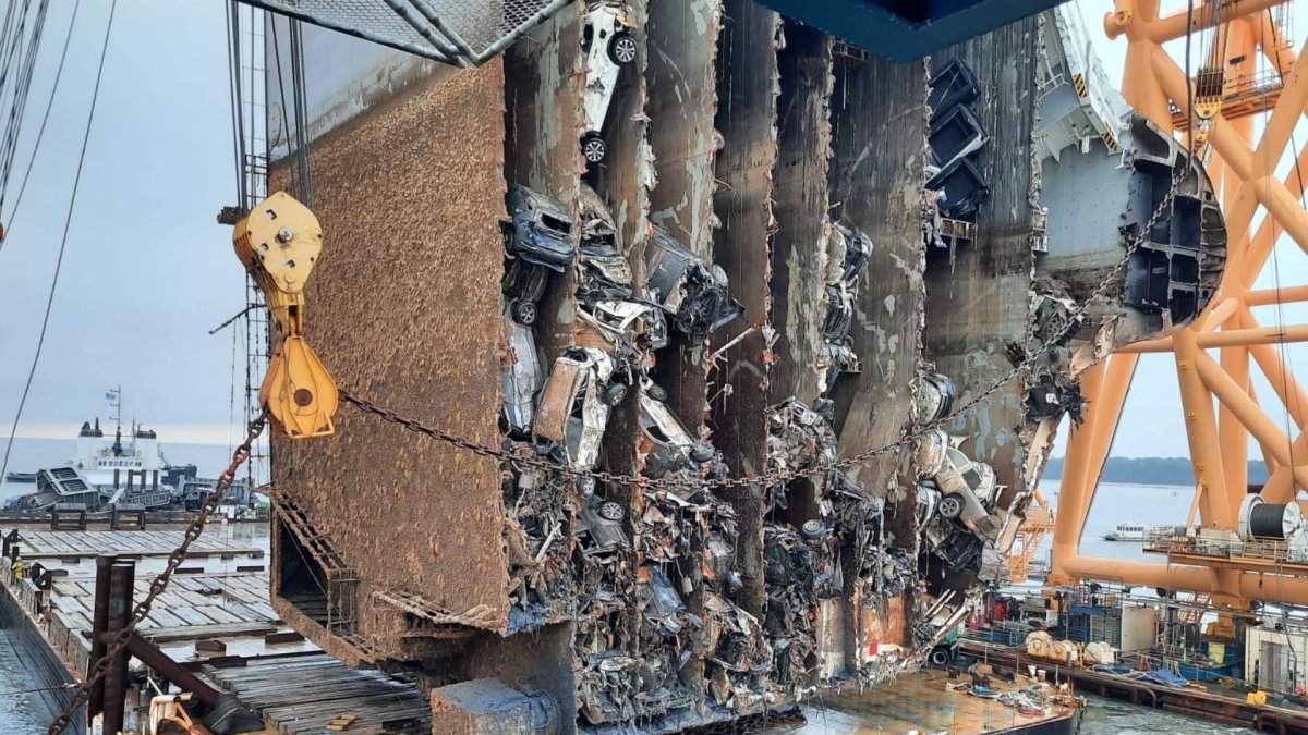 Giant Chain Rips Through Dozens of Cars as Capsized Cargo Ship Gets ...