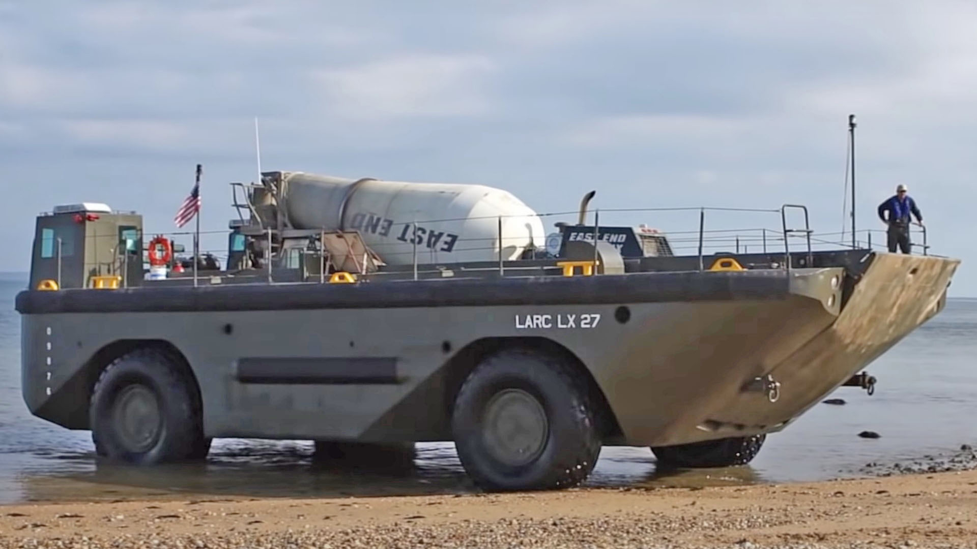 The US Army's Largest 4x4 Ever: The Gigantic, 1,000-HP LARC-LX ...