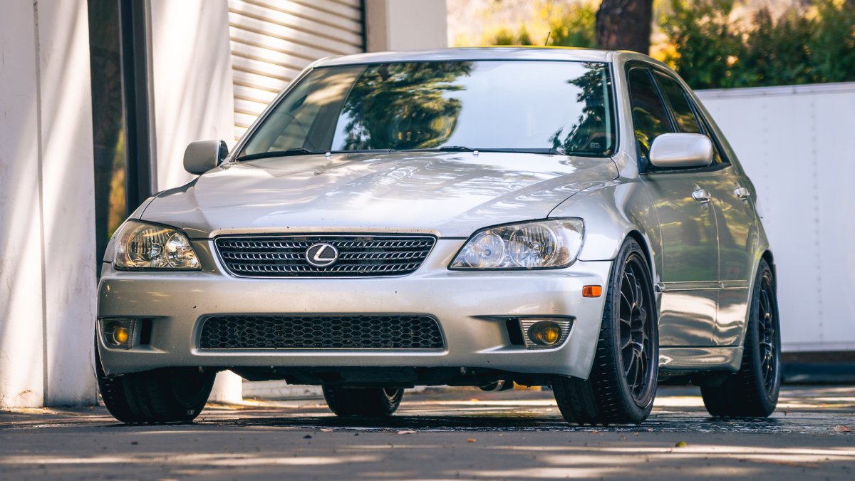 YouTubers Throtl Are Building a 186,000-mile 2005 Lexus IS300