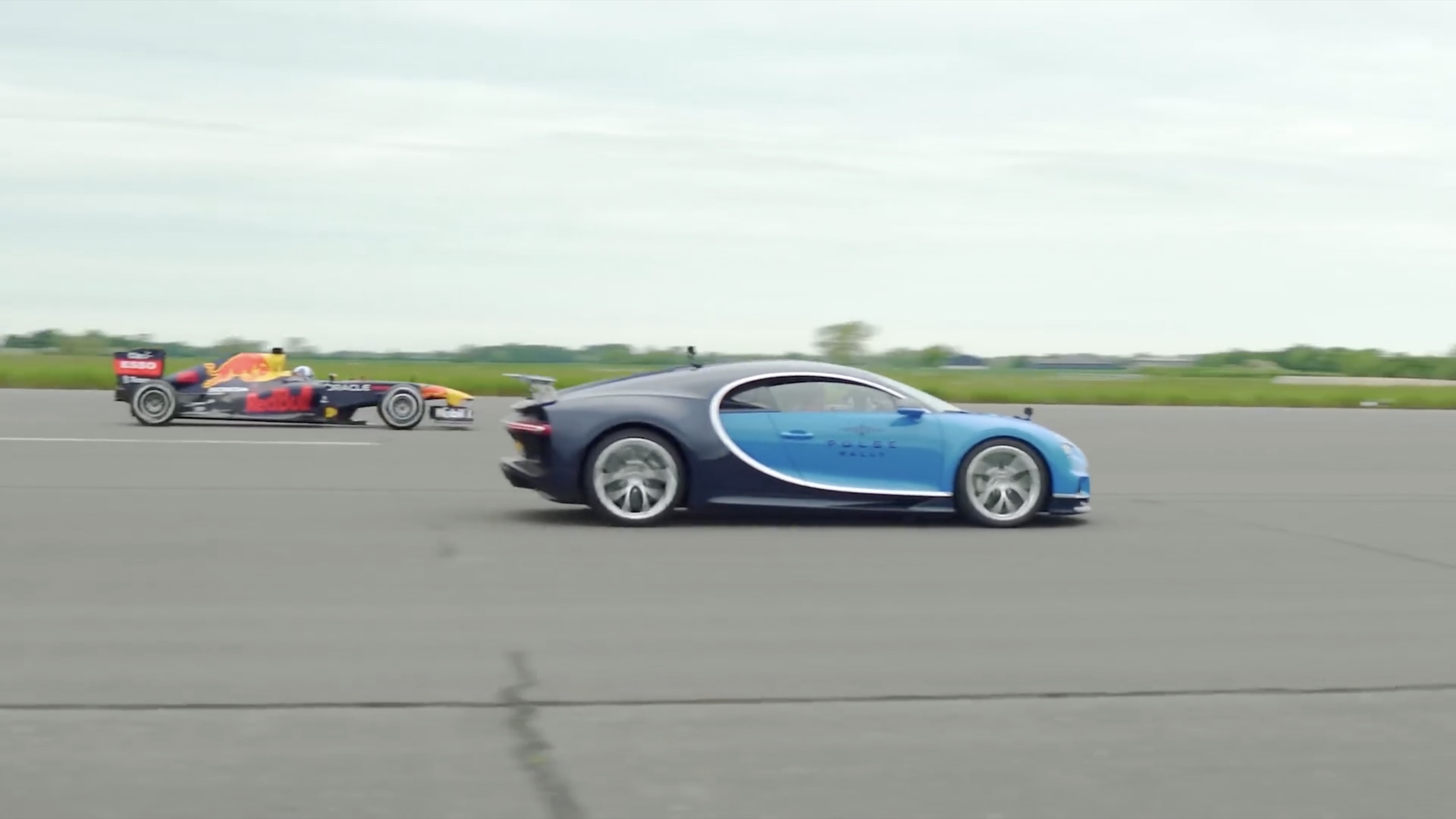 Bugatti Chiron vs. F1 Car Is a Closer Drag Race Than You'd Expect