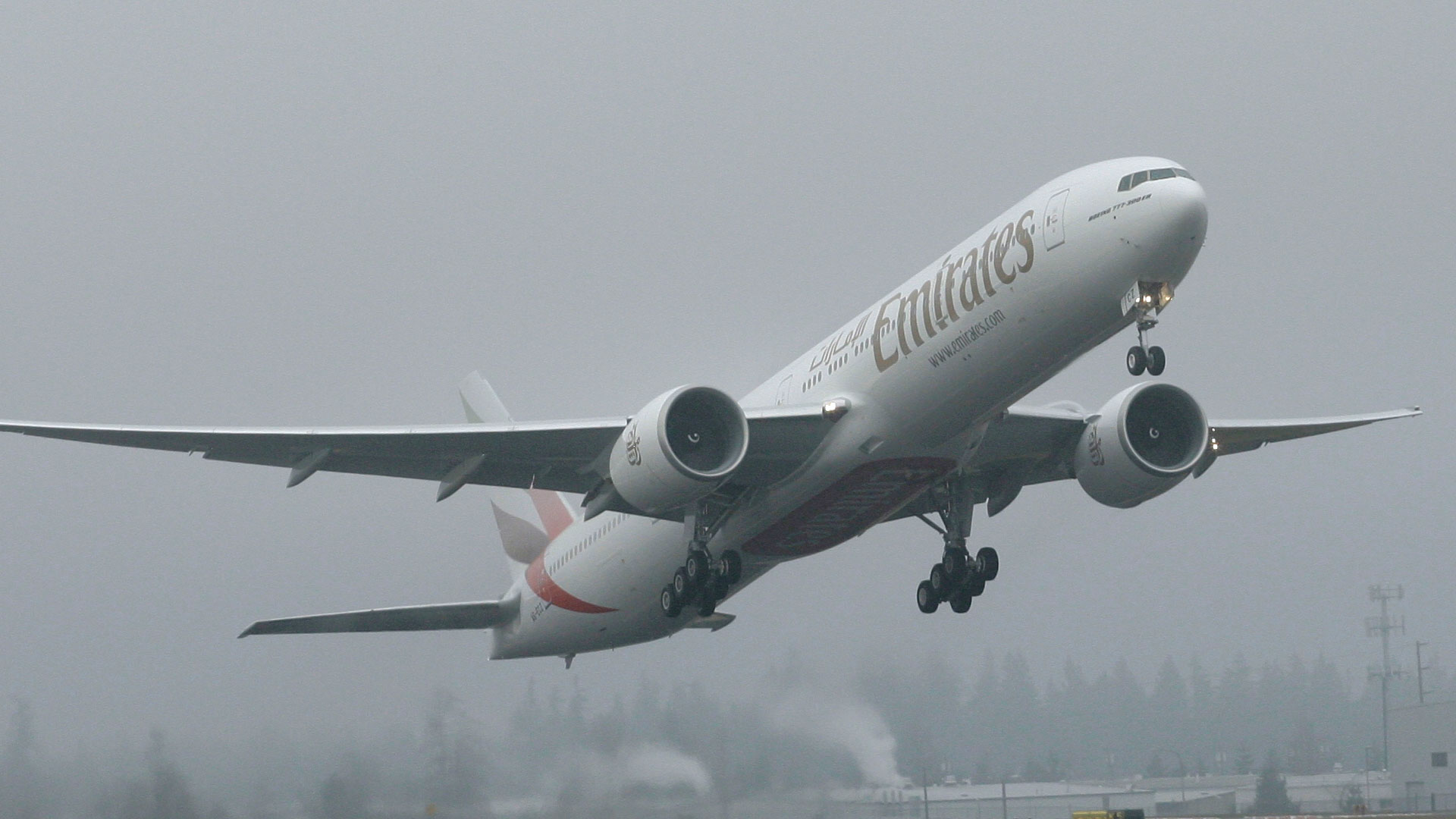Emirates Boeing 777 Crashes and Burns in Dubai; None Injured