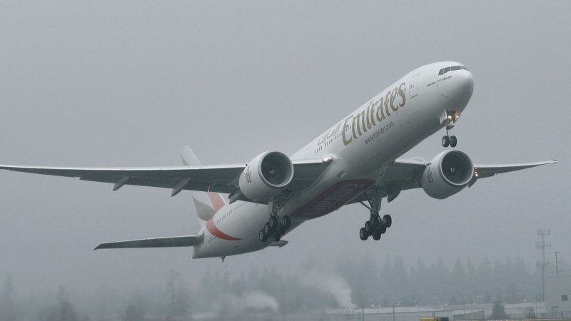 Watch the Boeing 787 Dreamliner Swoop and Soar Like a Fighter Jet