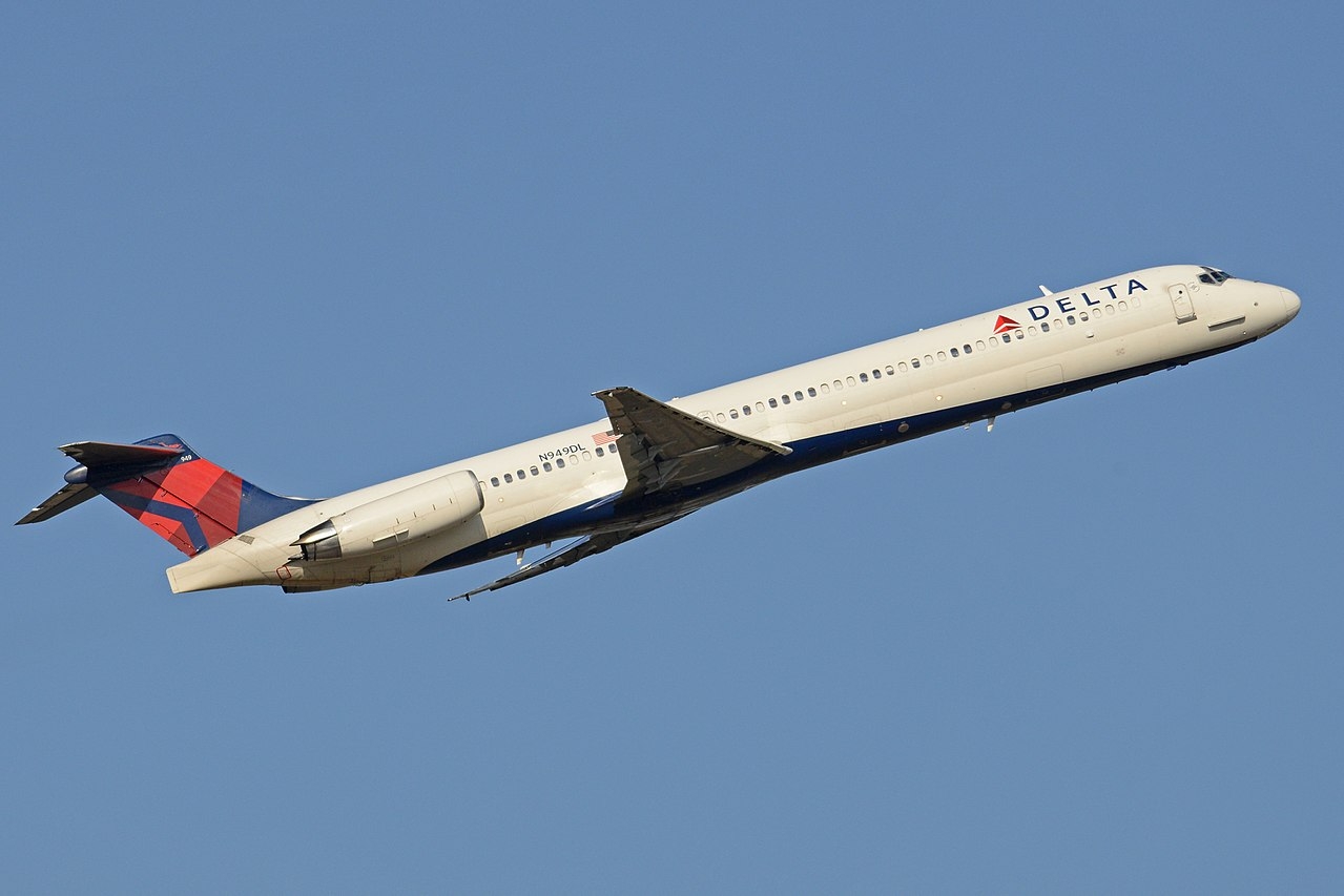 Scary Video Shows Mid-Flight Engine Failure on Delta Plane Prior to ...